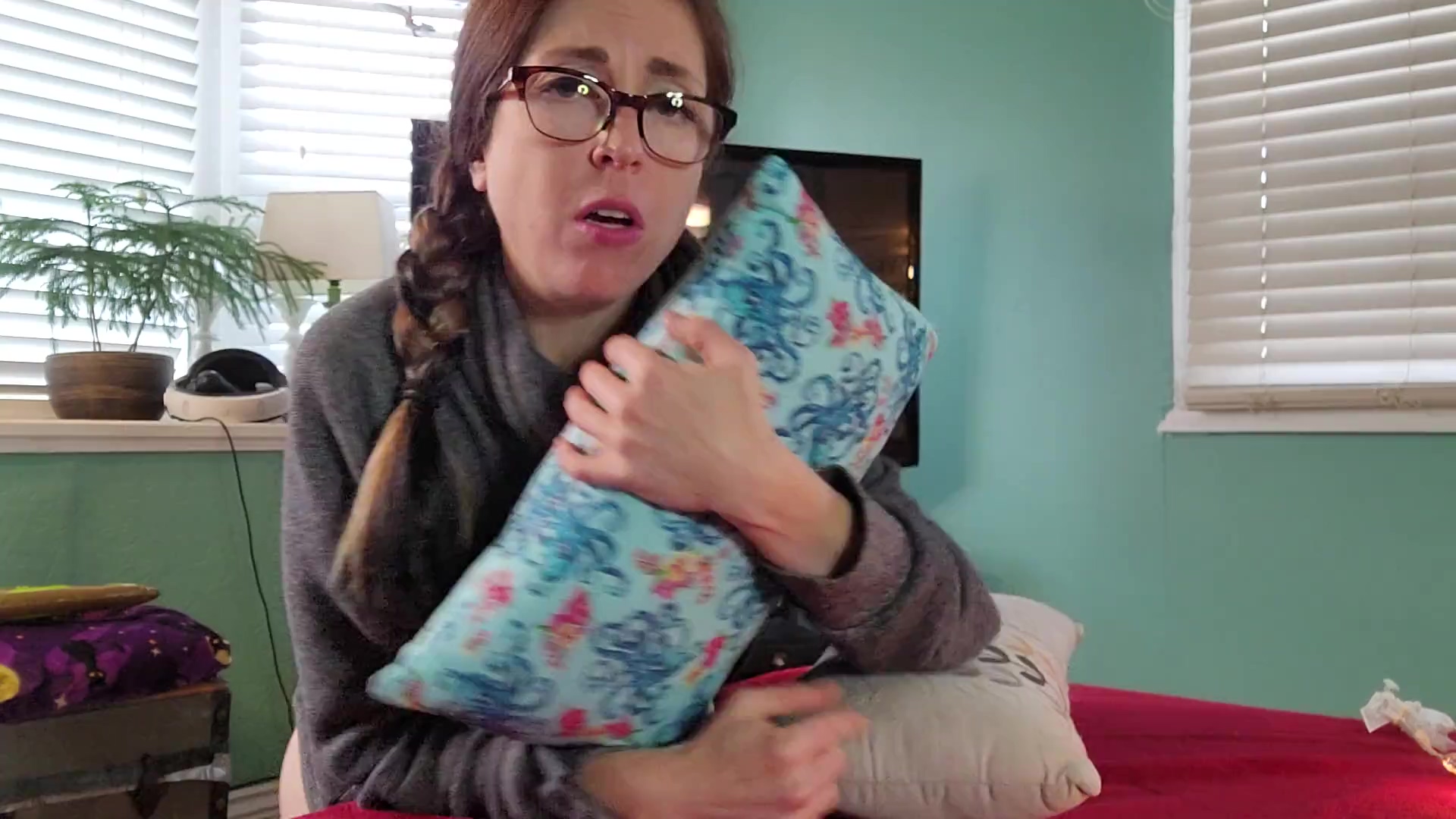 Pillow Humping Nerd Has Massive Squirting Orgasm 3495